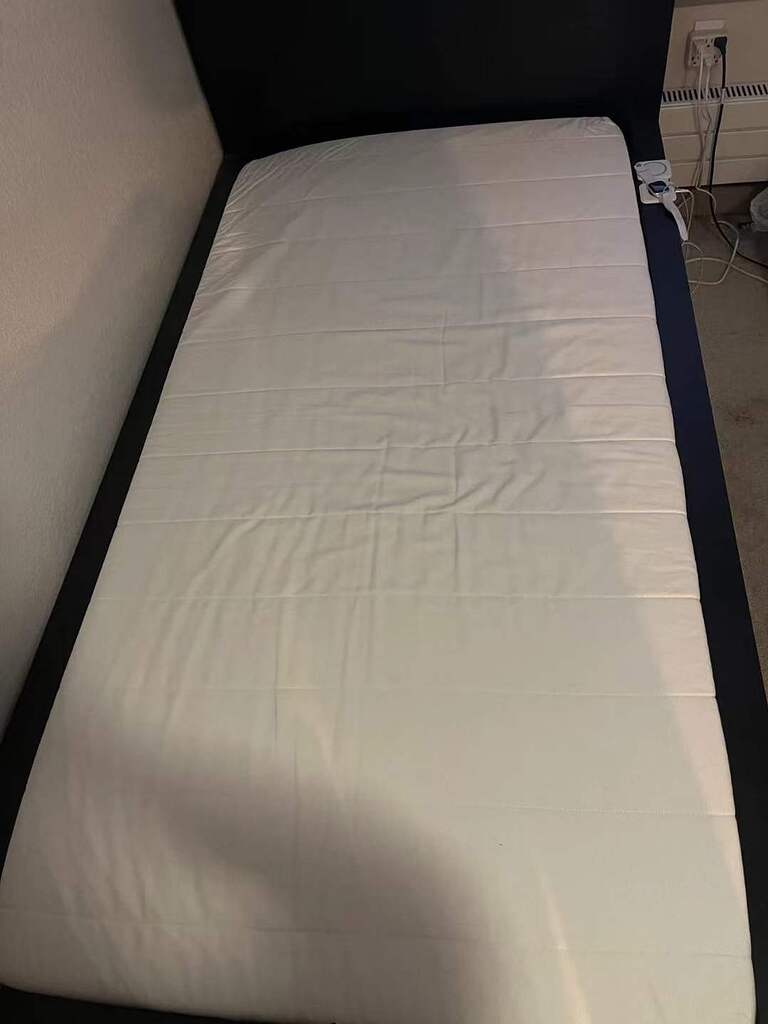 现出2个 twin size 床垫和1把椅子 - 二手市场 - Niwenn