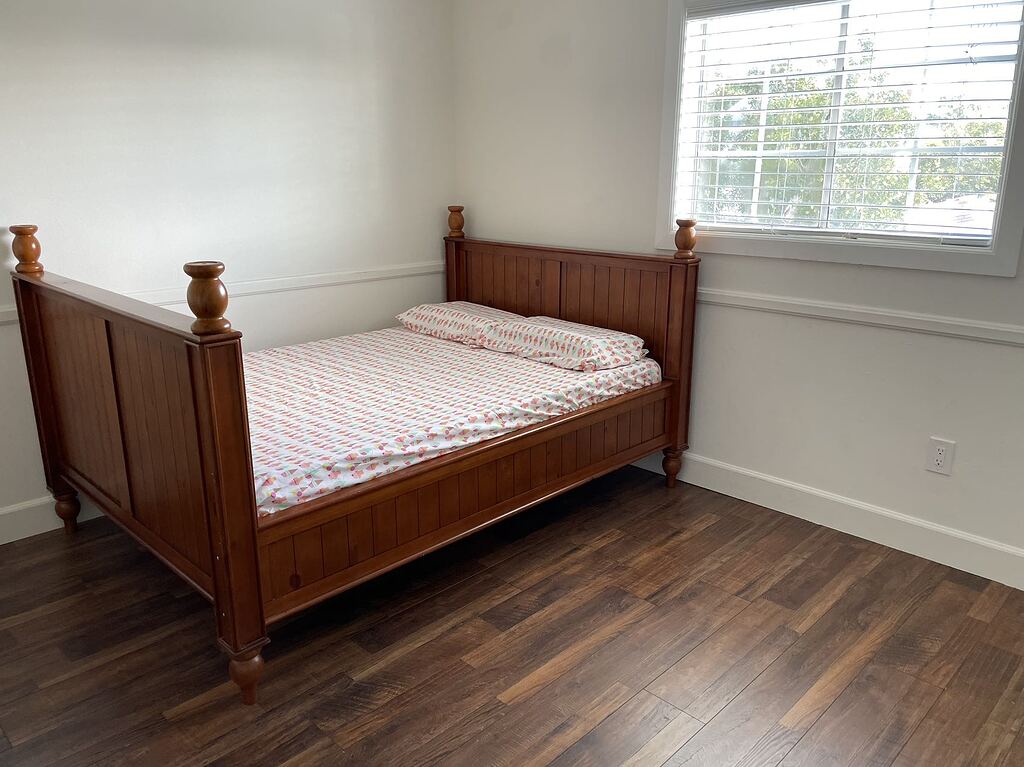 一套高脚桌和4把全新高脚椅$150 - 二手市场 - Niwenn