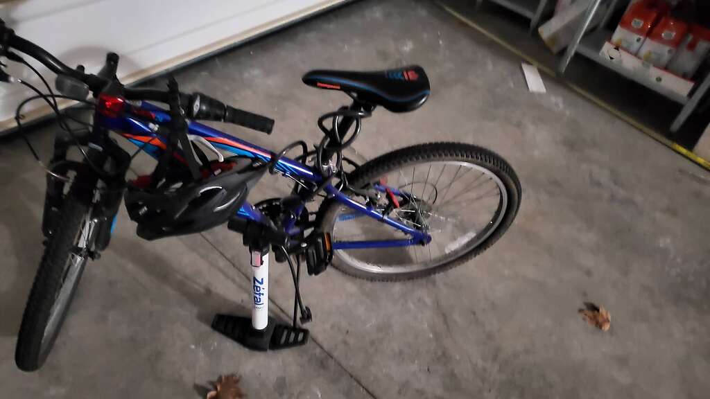 搬家出一辆8成新自行车，头盔全新等 - 二手市场 - Niwenn